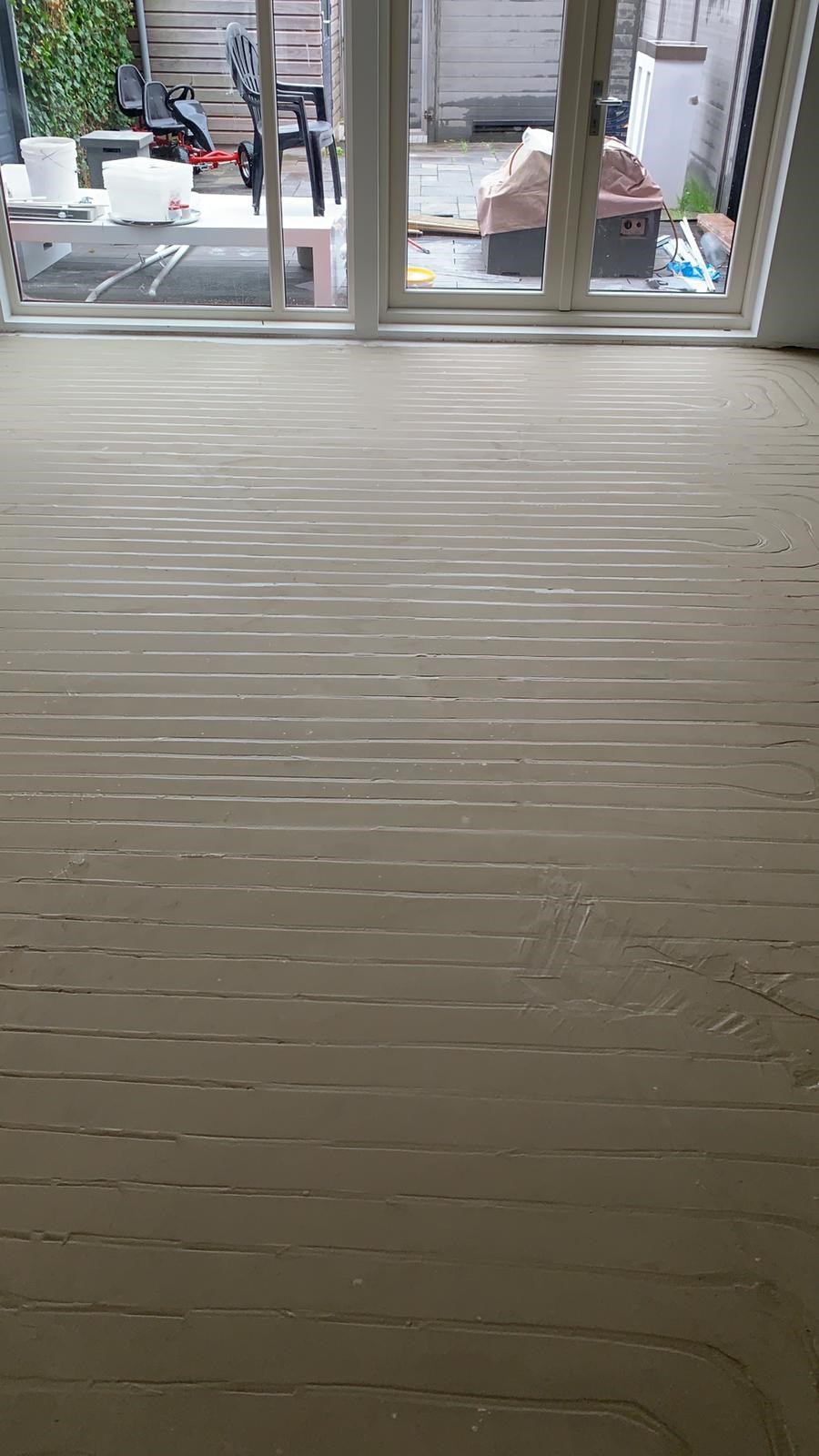 Dichtzetten sleuven vloerverwarming - Next Level Vloeren